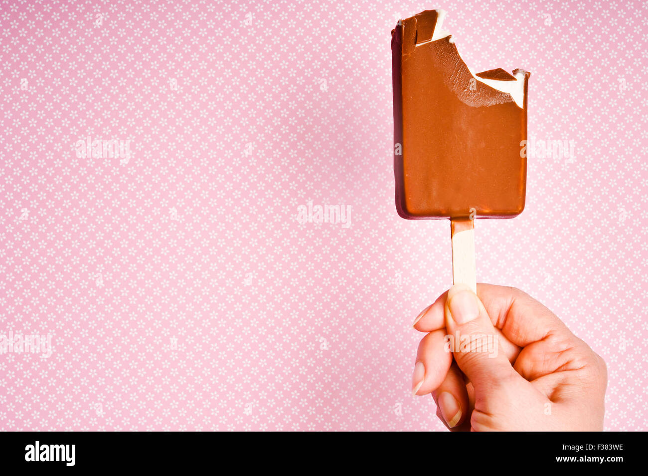 Hand holding lolly hi-res stock photography and images - Alamy