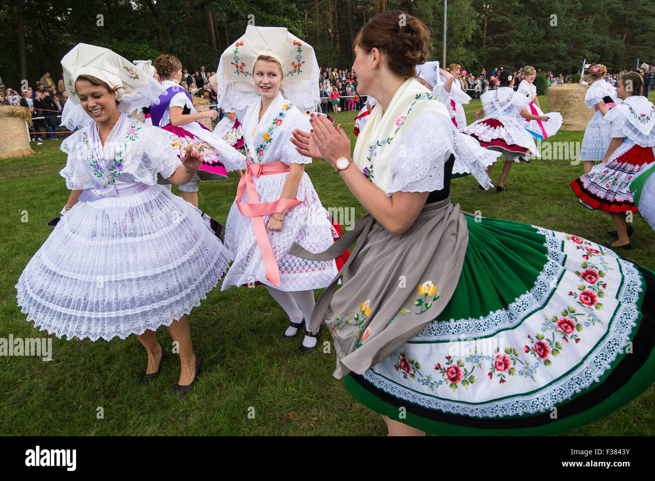 Sielow, Germany. 26th Sep, 2015. Women wearing traditional Sorbian ...