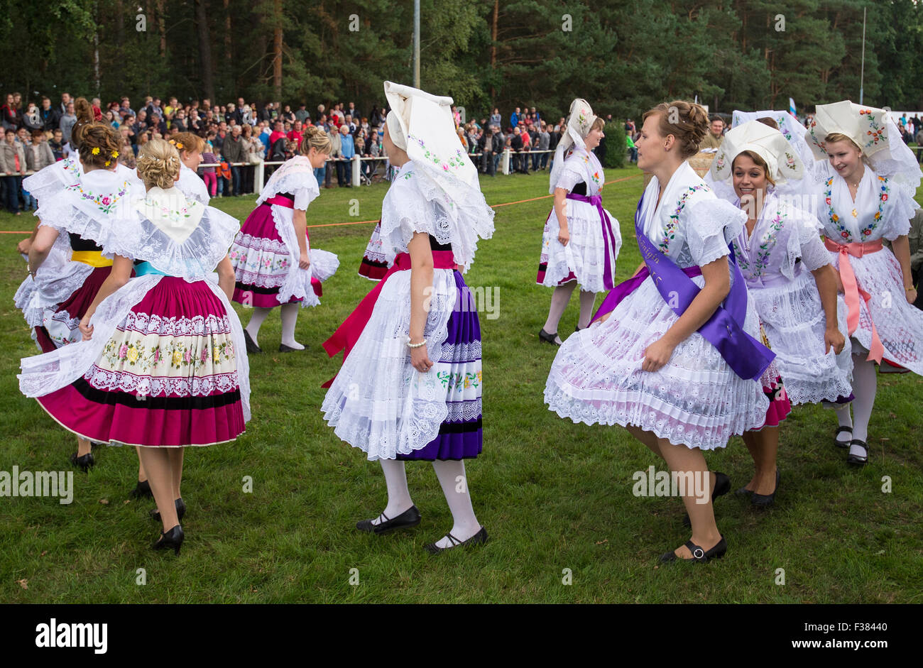 Sielow, Germany. 26th Sep, 2015. Women wearing traditional Sorbian ...