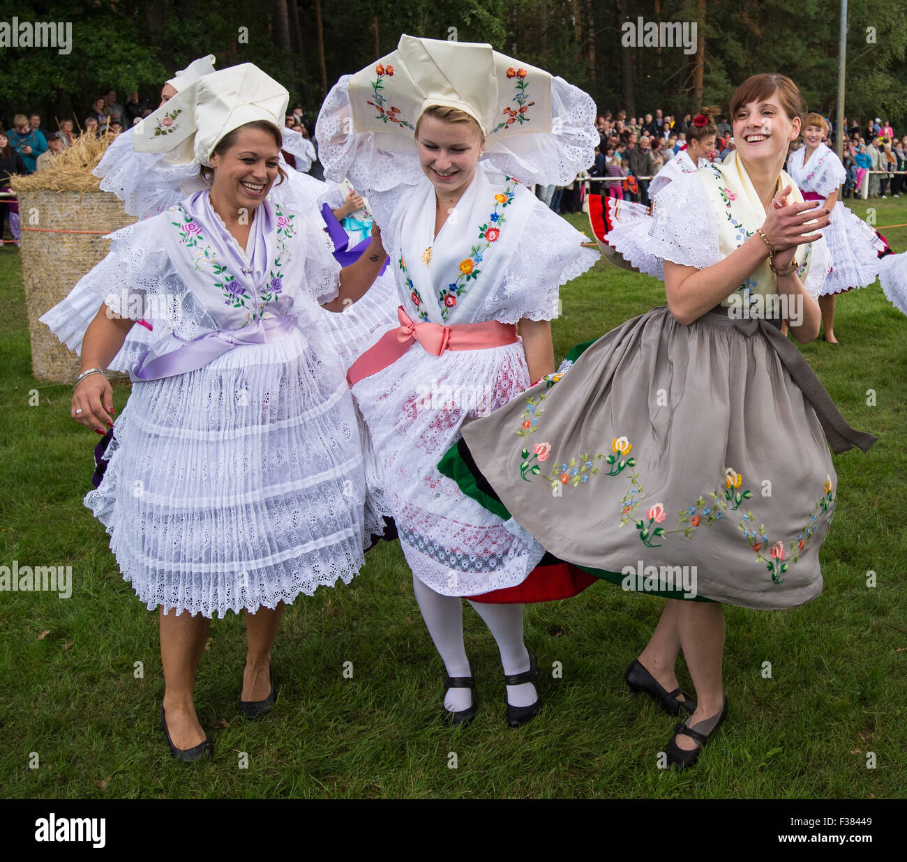 Sielow, Germany. 26th Sep, 2015. Women wearing traditional Sorbian ...