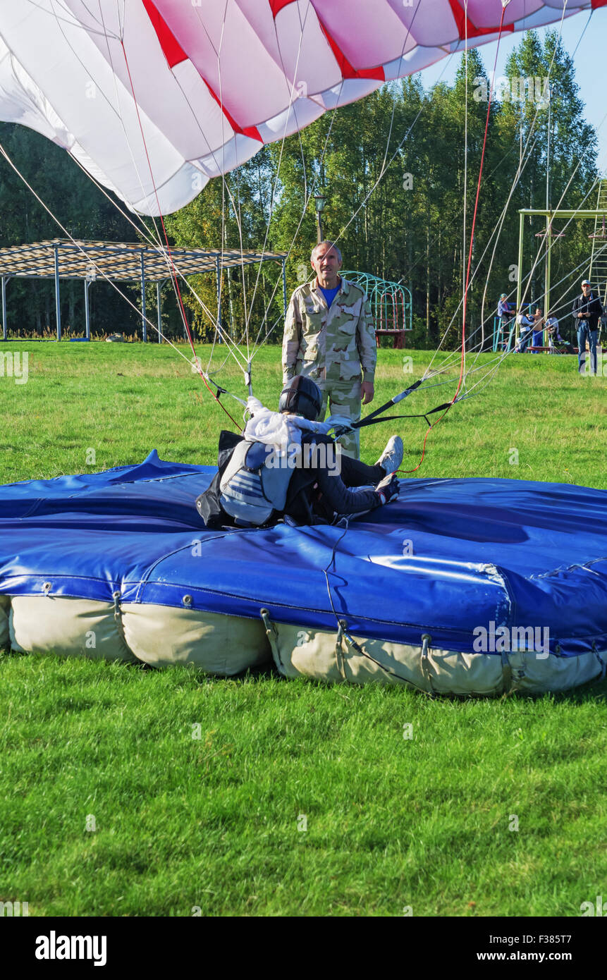 Parachutists - 2014. Landing Stock Photo - Alamy