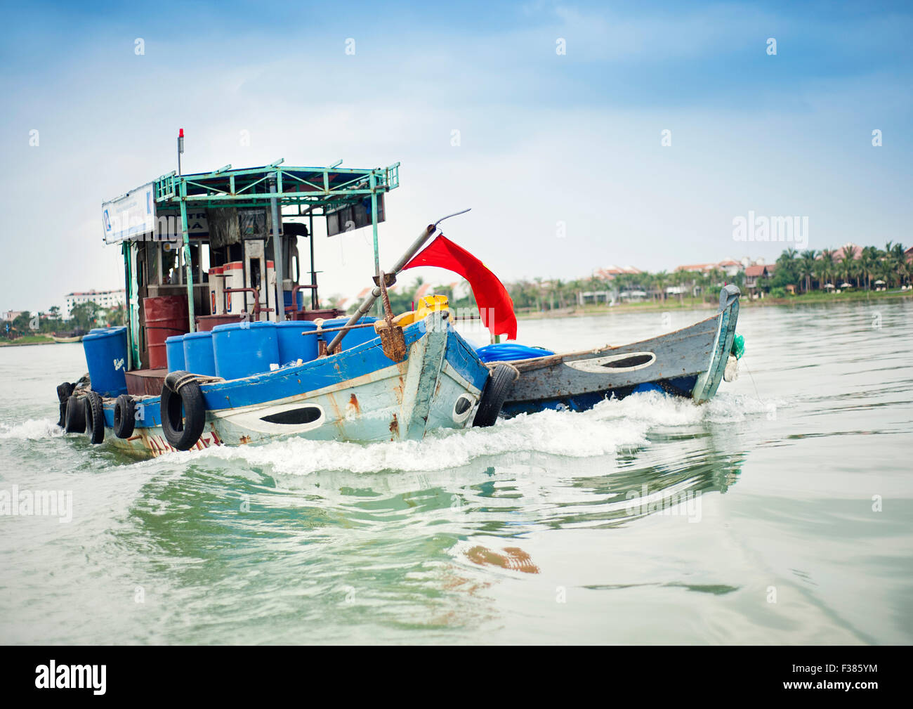 Traditional vietnamese boat Stock Photo - Alamy