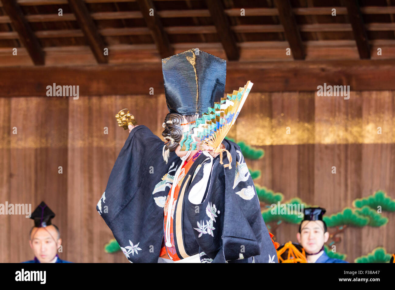 Dancing noh actor hi-res stock photography and images - Alamy