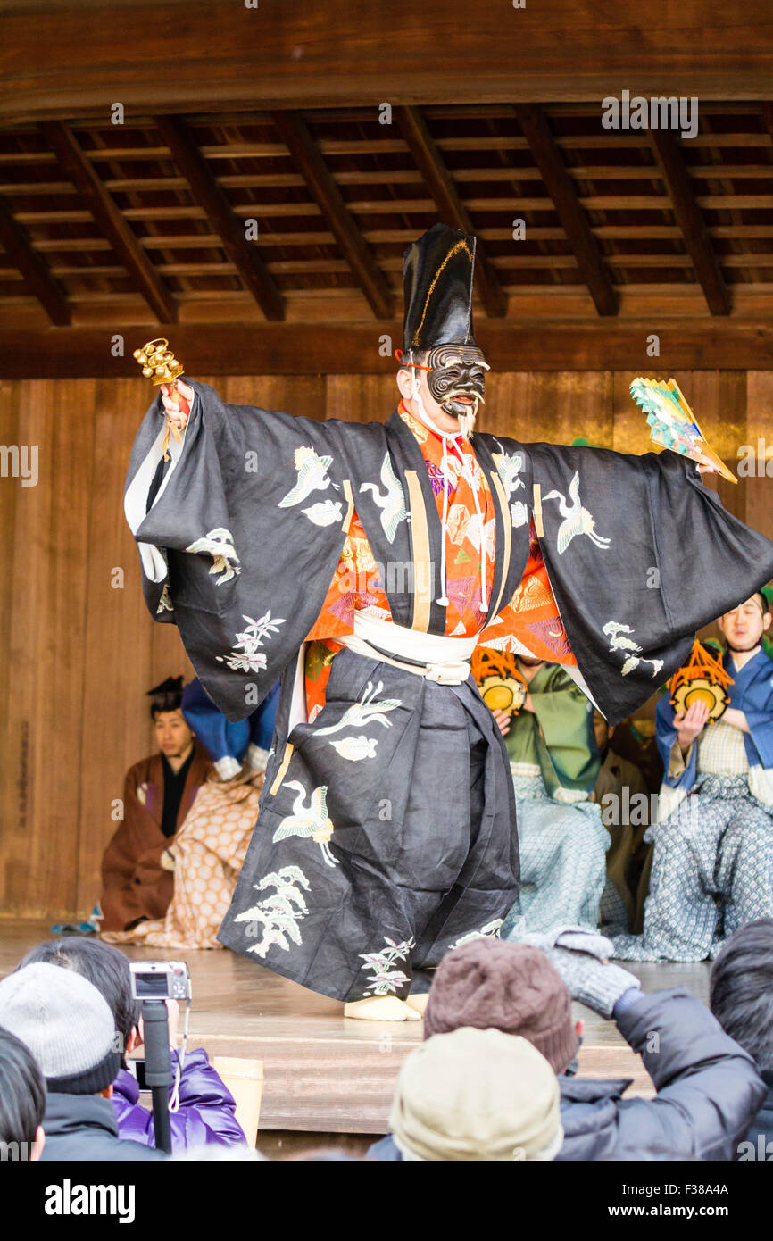 Dancing noh actor hi-res stock photography and images - Alamy