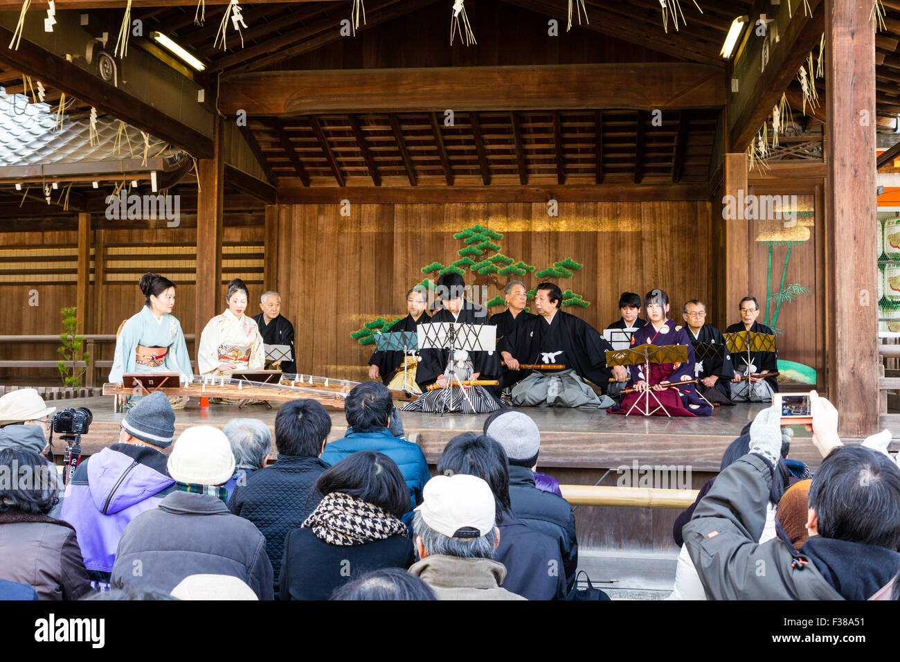 Girl performing stage audience hi-res stock photography and images - Alamy