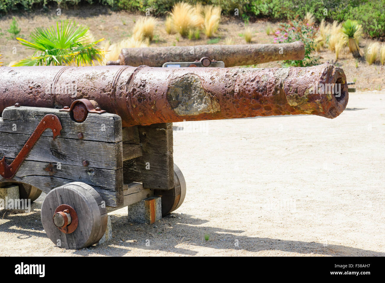 Old canon with wheels hi-res stock photography and images - Alamy