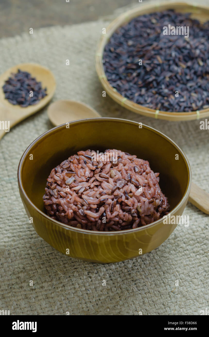 close up of cooked rice and raw Riceberry Stock Photo - Alamy