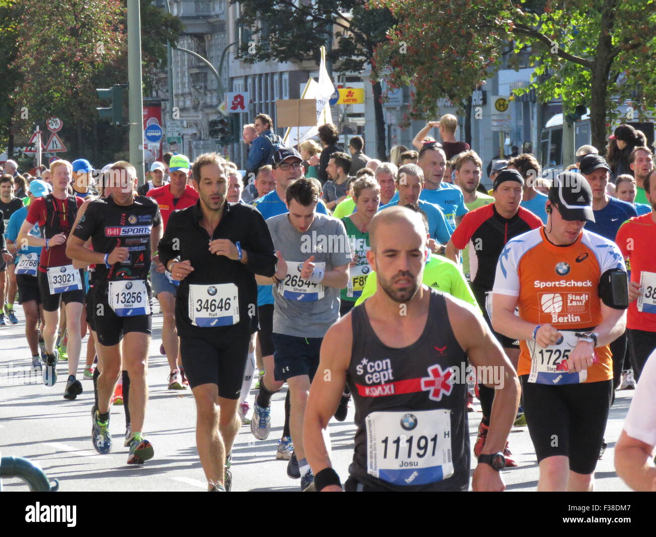 2015 BMW Berlin Marathon – international runners, cheering crowds ...