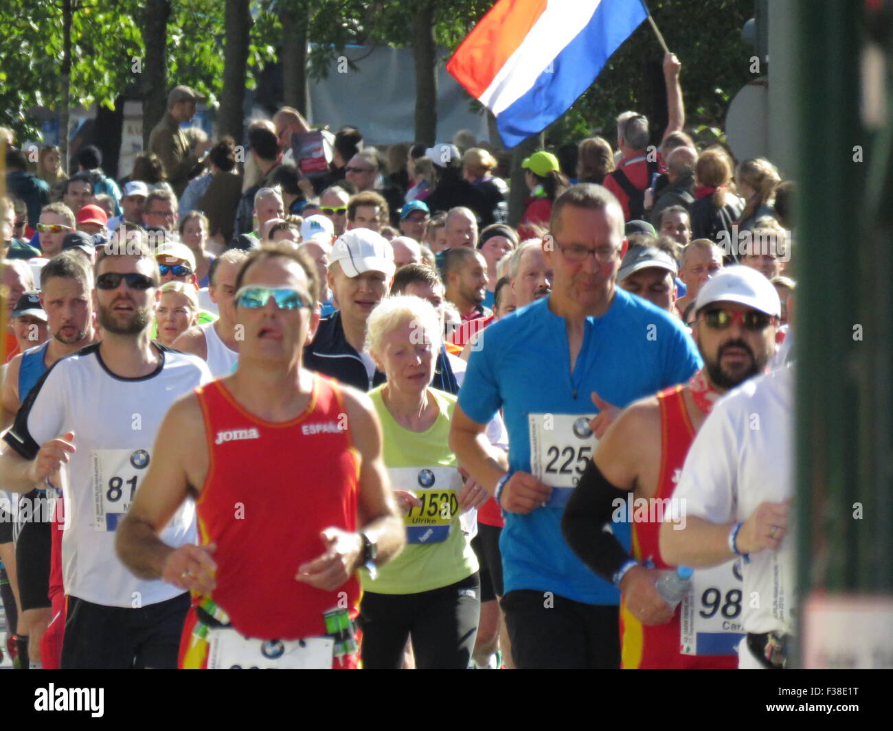 2015 BMW Berlin Marathon – international runners, cheering crowds ...