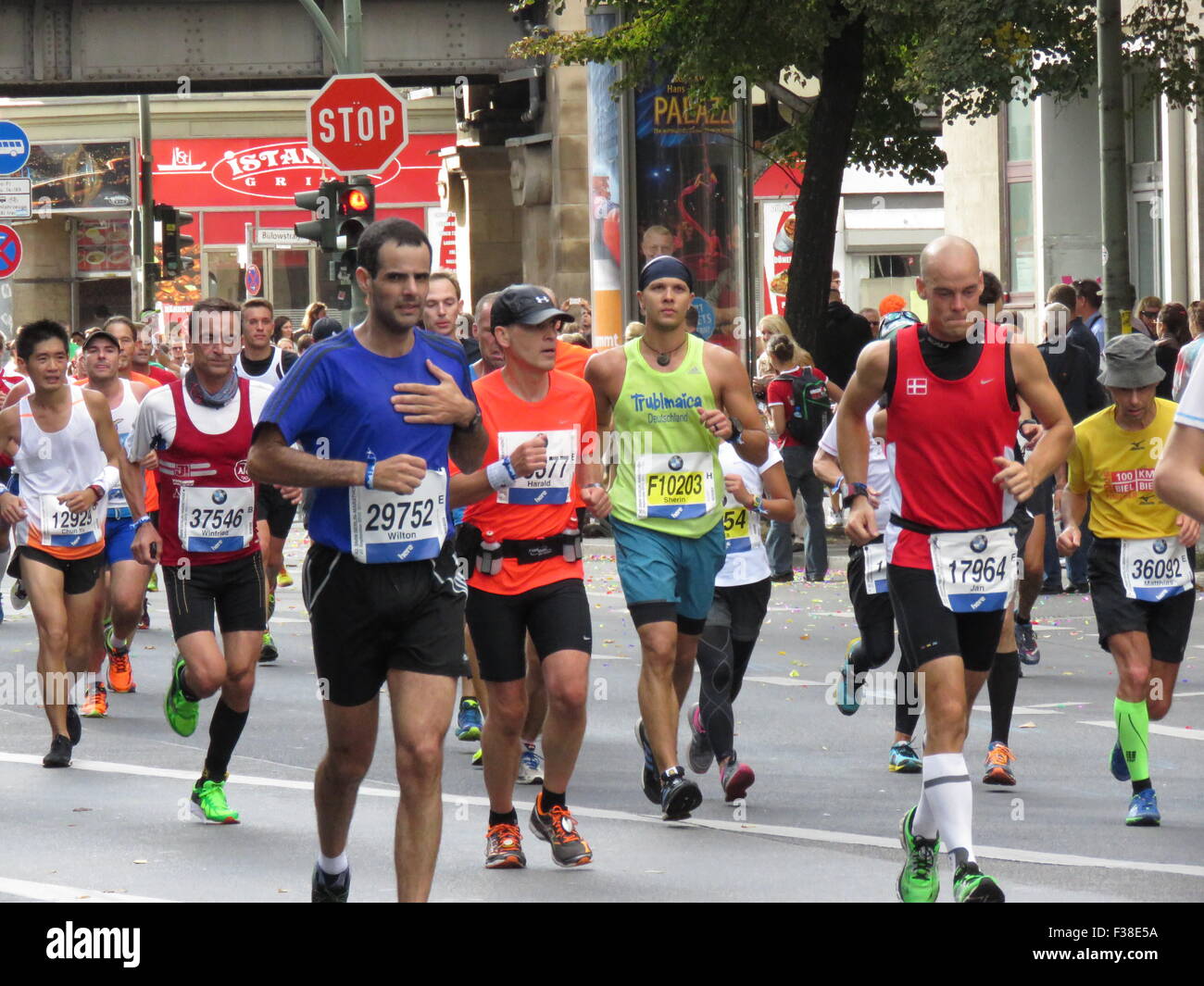 2015 BMW Berlin Marathon – international runners, cheering crowds ...