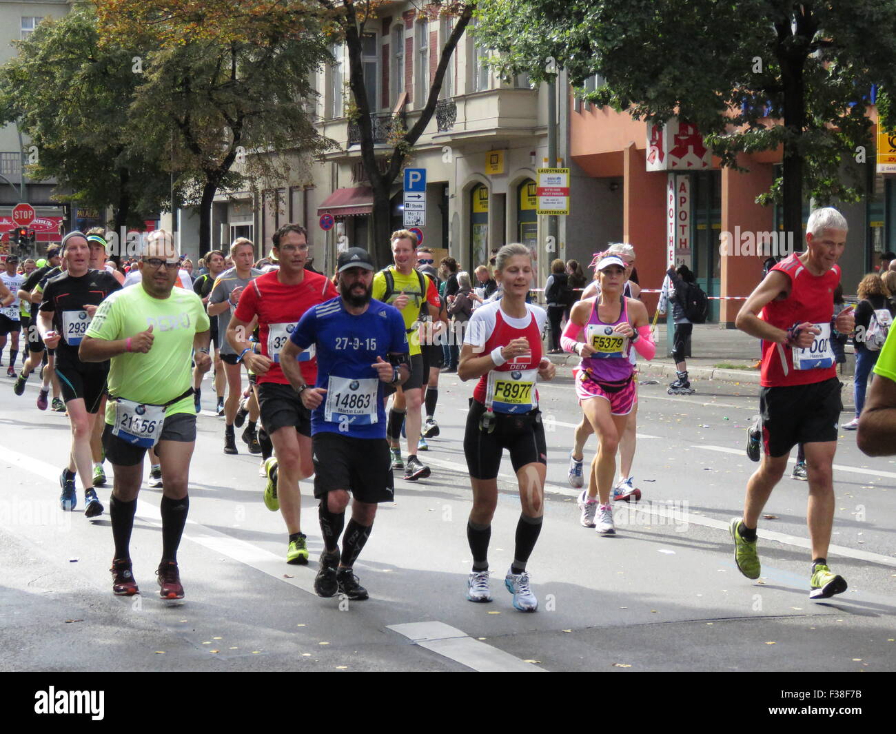 2015 BMW Berlin Marathon – international runners, cheering crowds ...