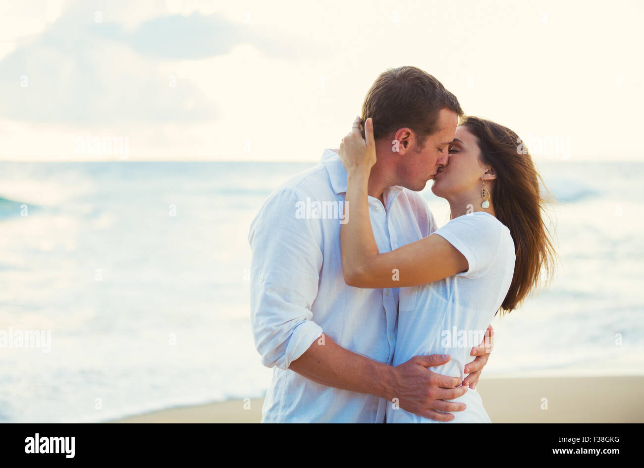 Couple hug beach hi-res stock photography and images - Alamy