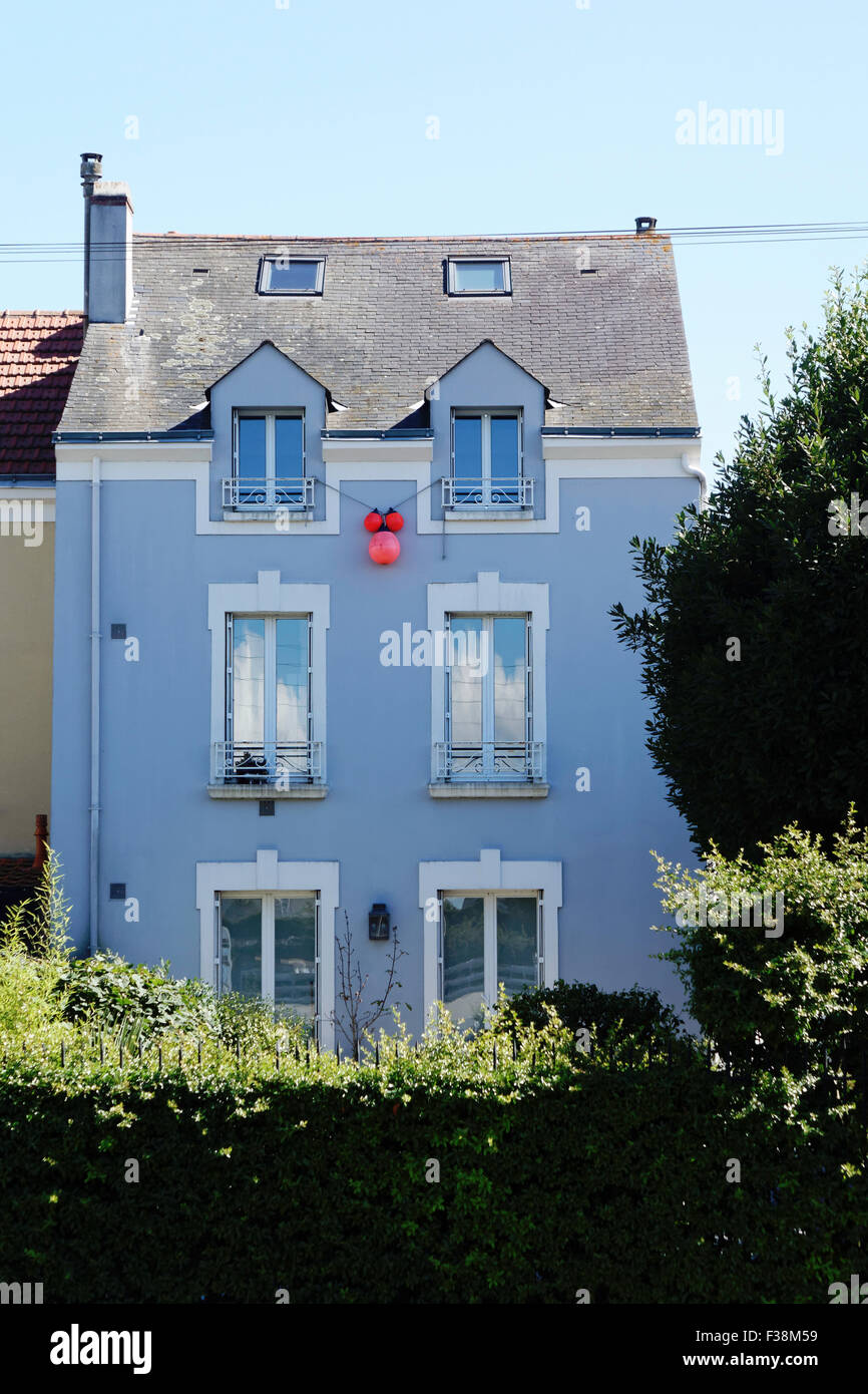 Blue house hi-res stock photography and images - Alamy