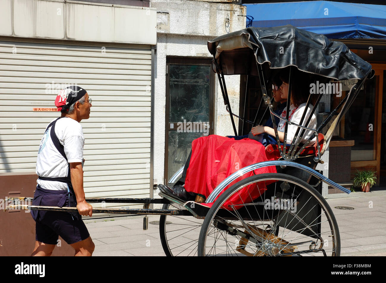 Man Pulling Rickshaw High Resolution Stock Photography and Images - Alamy