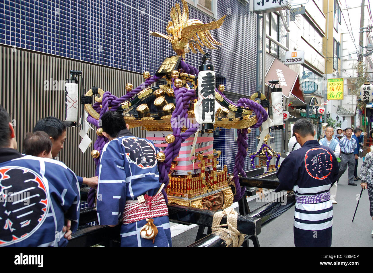 Mikoshi bearers hi-res stock photography and images - Alamy