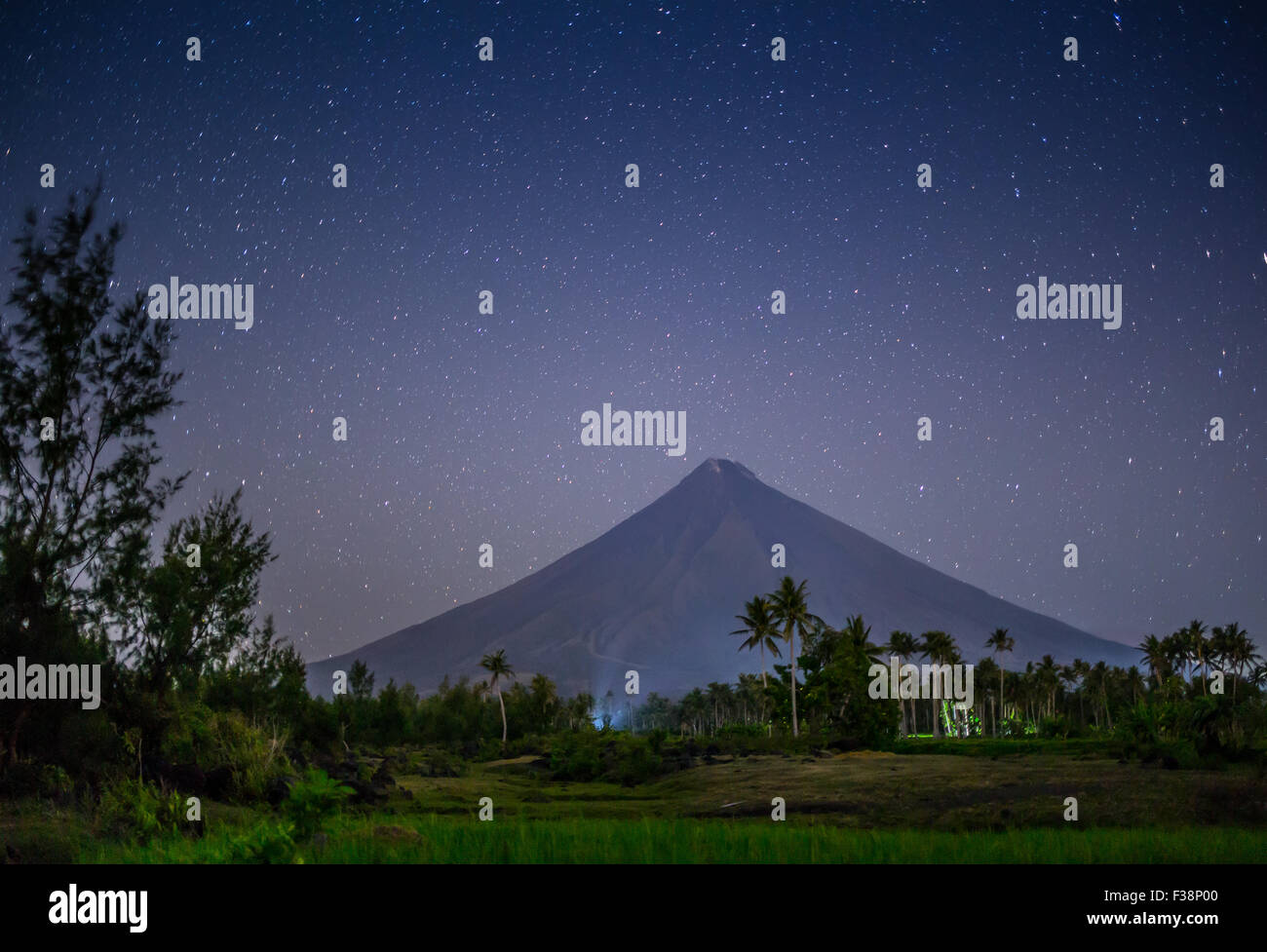 Vulcano Mount Mayon in the Philippines Stock Photo - Alamy