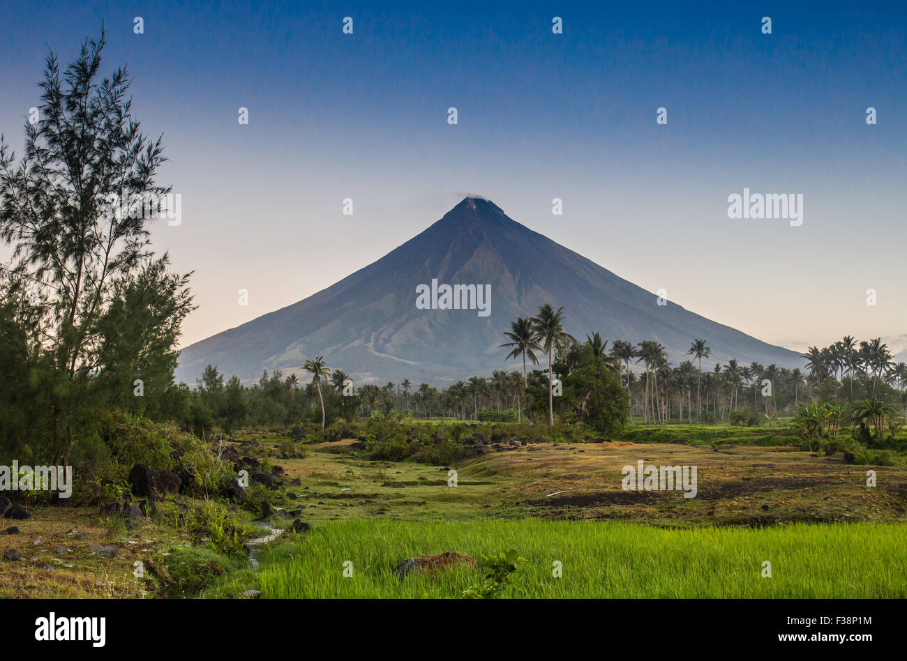 Vulcano Mount Mayon in the Philippines Stock Photo - Alamy