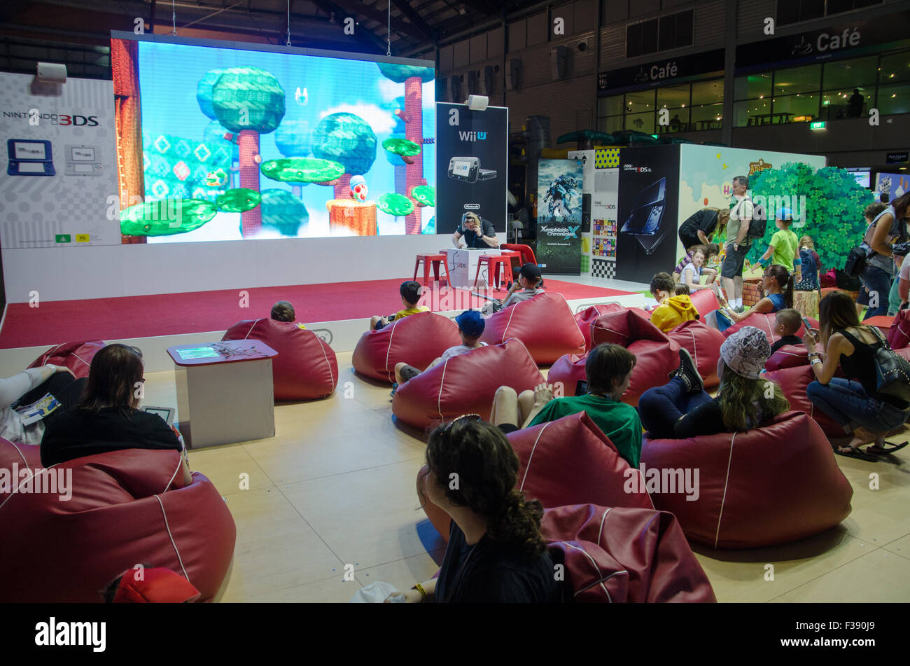 Nintendo booth hi-res stock photography and images - Alamy