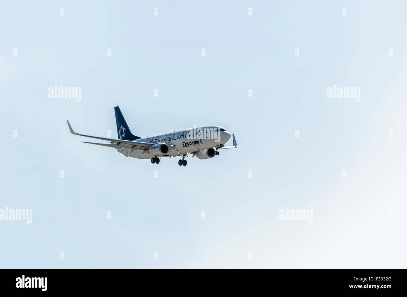 Boeing 737 800 wheels down hi-res stock photography and images - Alamy
