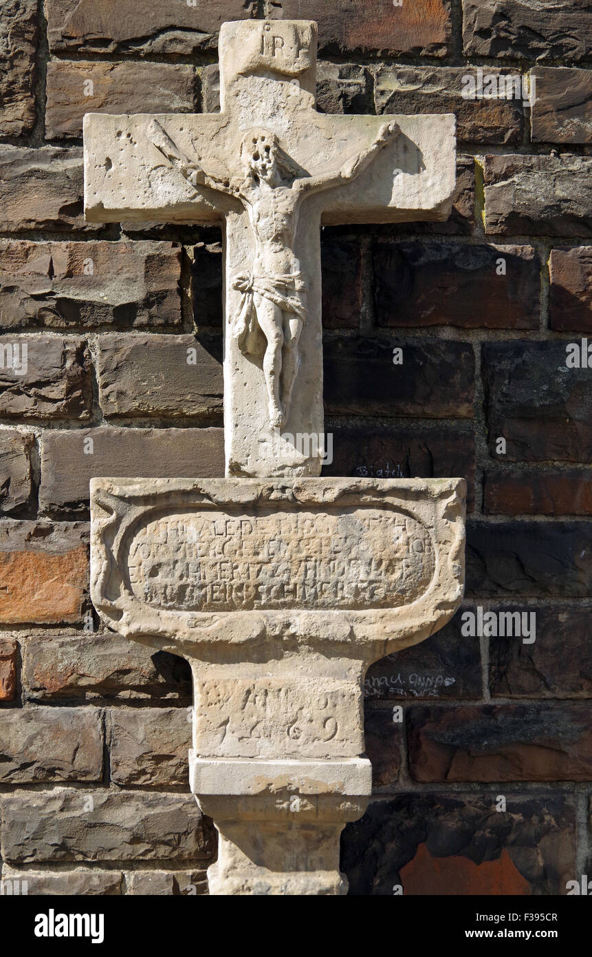 Black death limestone cross on plinth hi-res stock photography and ...