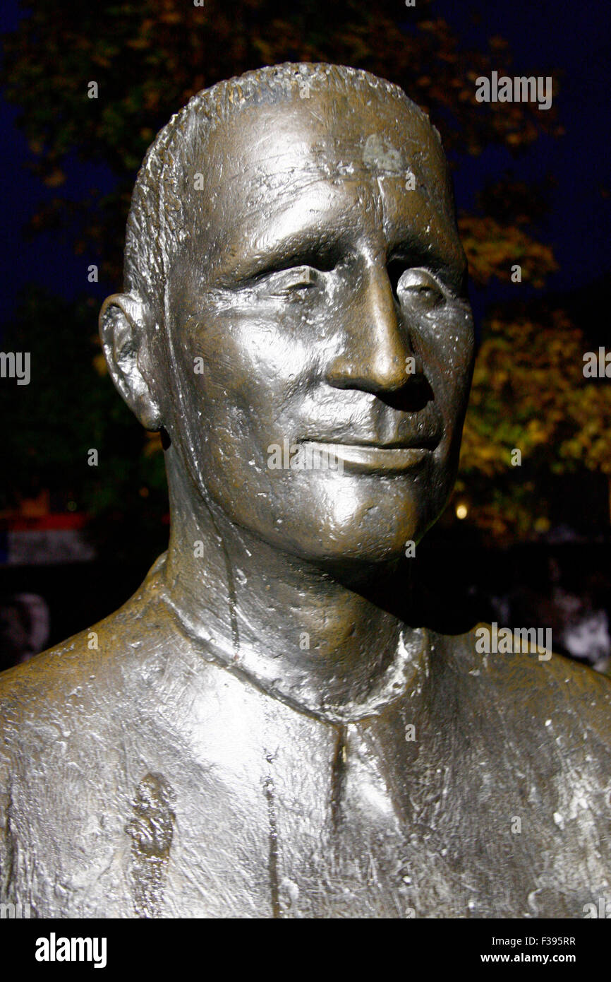 Bertolt Brecht - Statue vor dem berliner Ensemble, Berlin-Mitte Stock ...