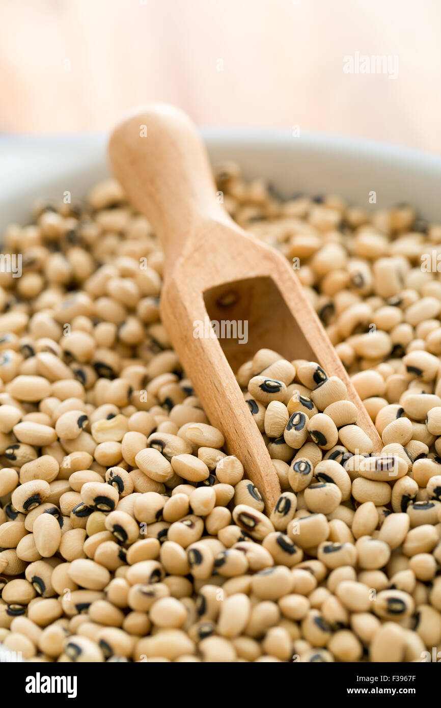 uncooked beans and wooden scoop in bowl Stock Photo - Alamy