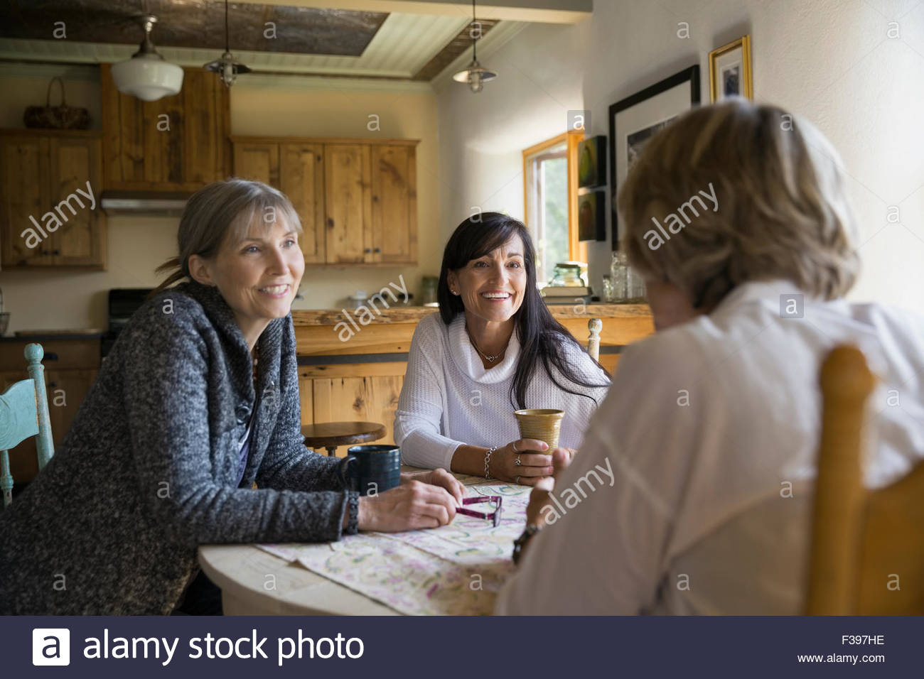 Women talking table not men hi-res stock photography and images - Alamy