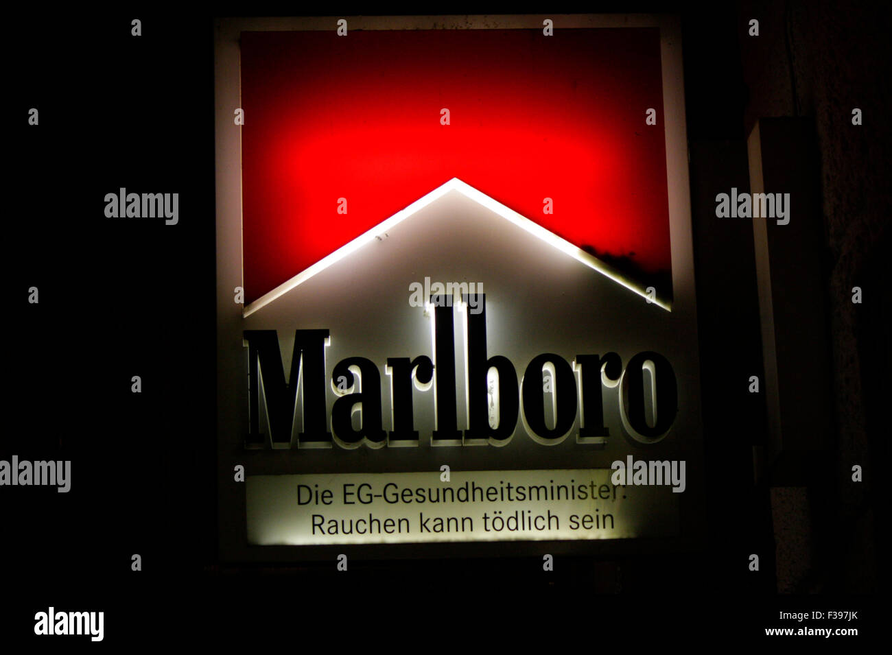 Marlboro logo hi-res stock photography and images - Alamy