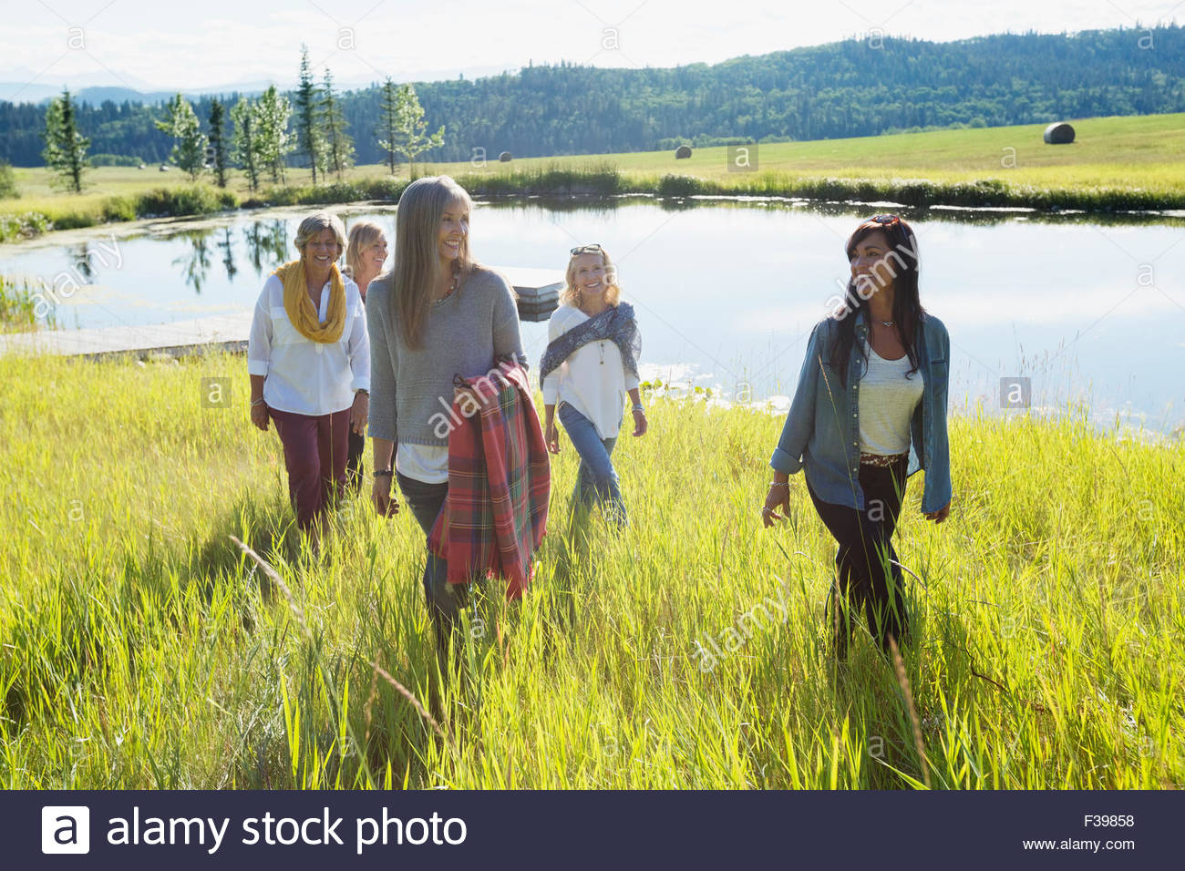 50 woman walking hi-res stock photography and images - Alamy
