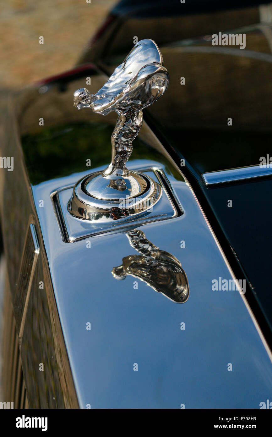 Rolls royce hood emblem hi-res stock photography and images - Alamy