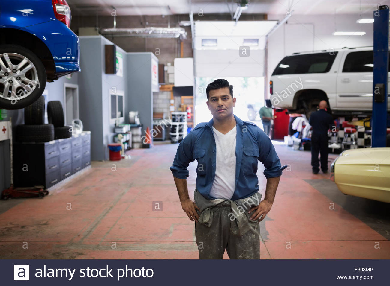 Indian mechanic hi-res stock photography and images - Alamy
