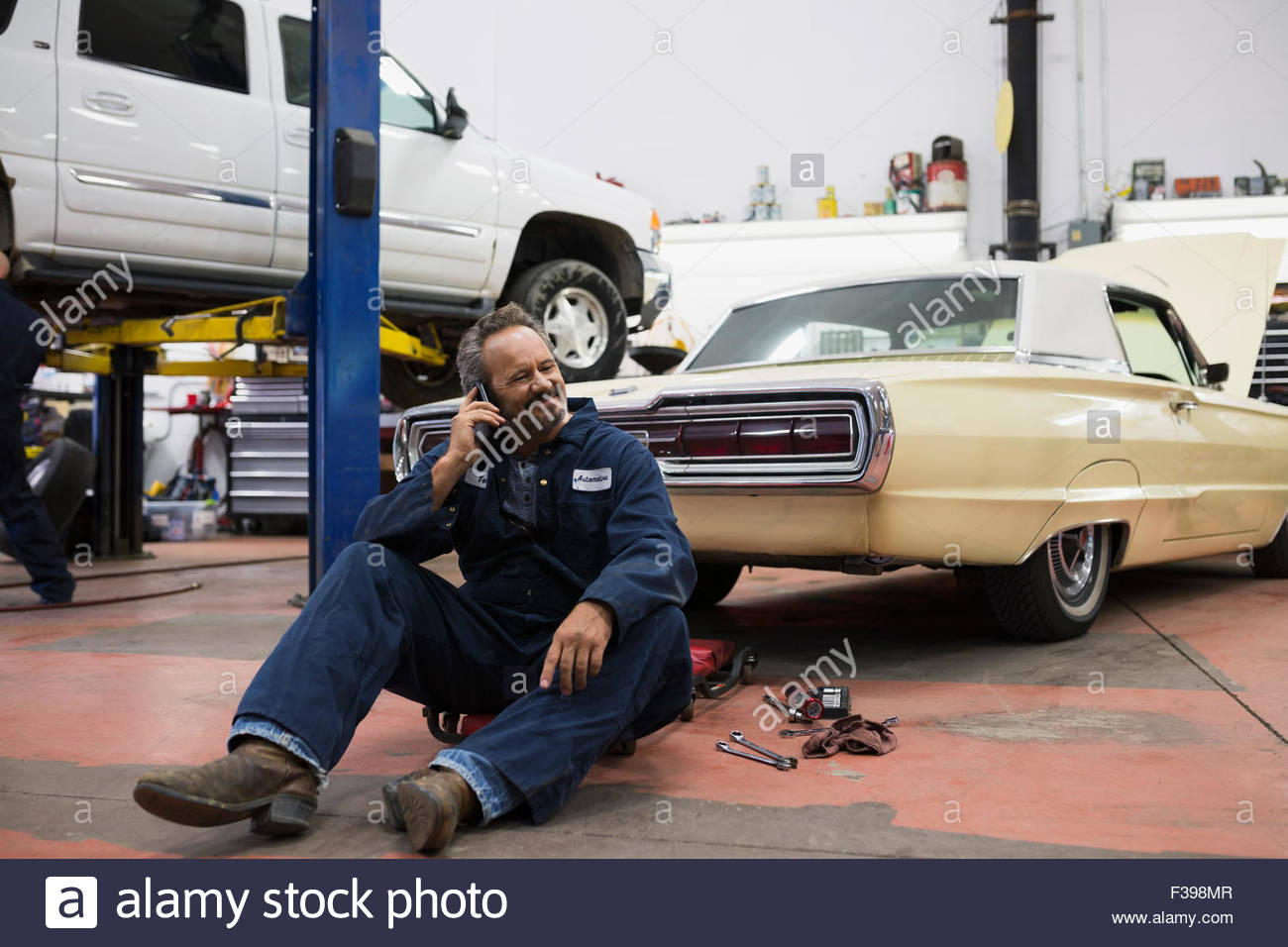 Cell phone repair repairing hi-res stock photography and images - Alamy