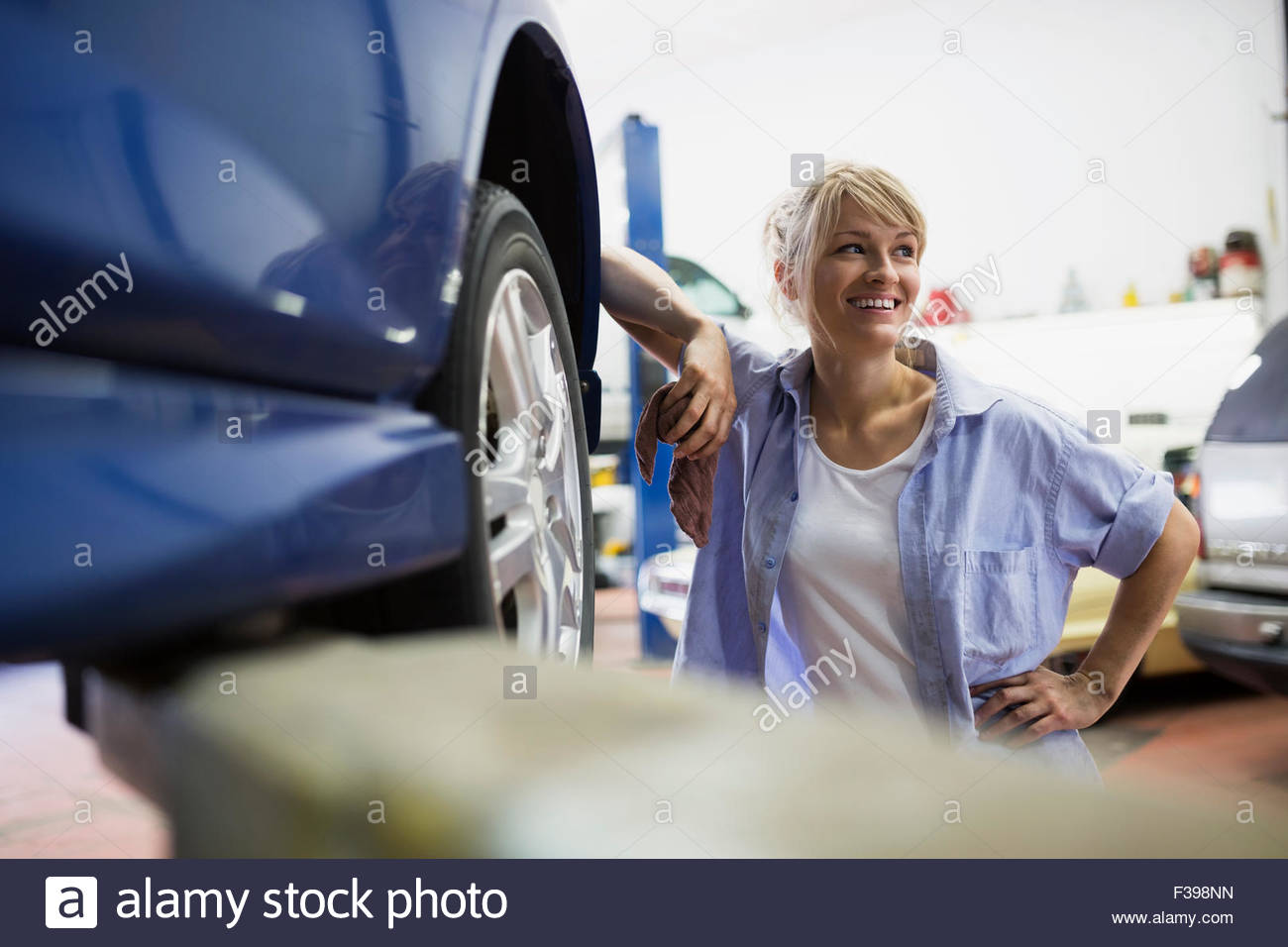 Leaning car hi-res stock photography and images - Alamy