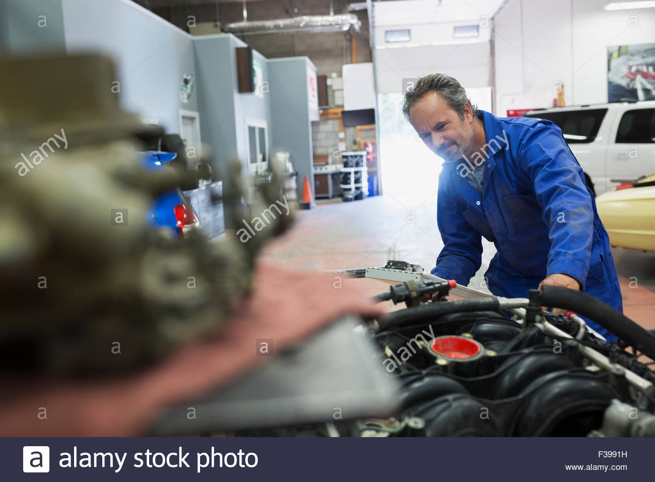 Engine repair shop hi-res stock photography and images - Alamy