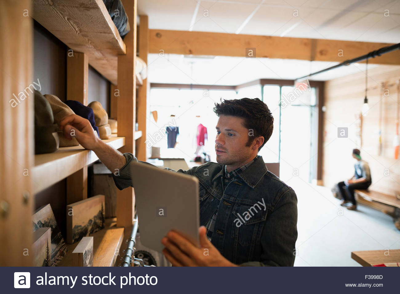 Online shop worker hi-res stock photography and images - Alamy