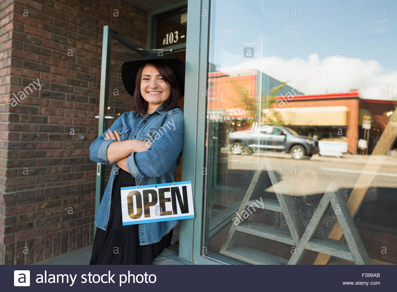 Sign storefront hi-res stock photography and images - Alamy