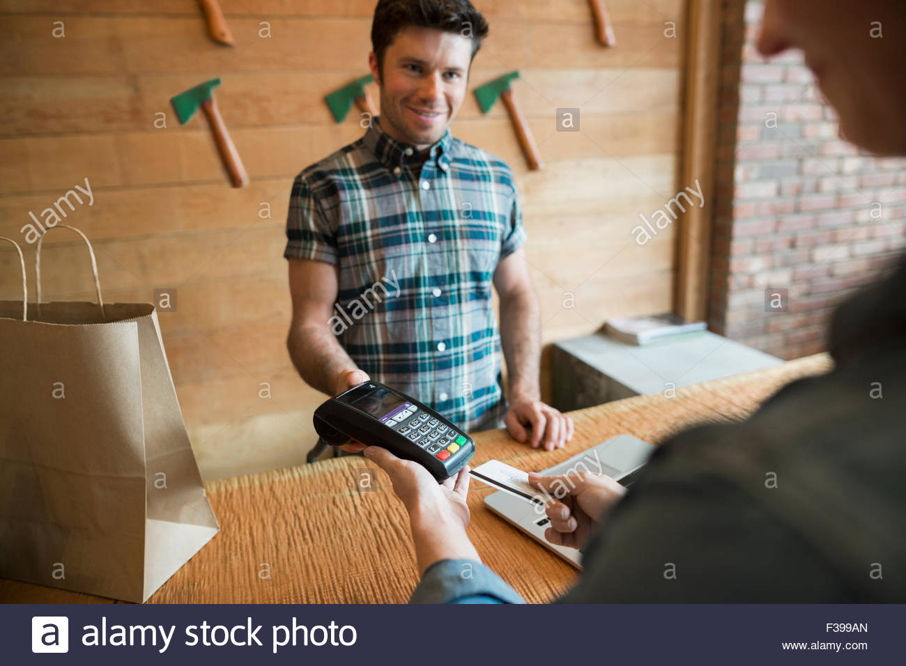 Using credit card hi-res stock photography and images - Alamy