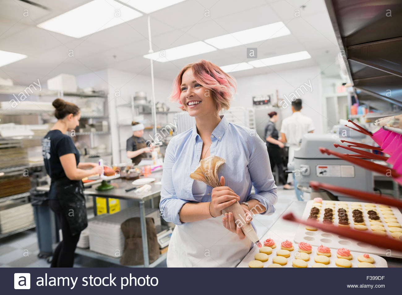 Icing piping hi-res stock photography and images - Alamy
