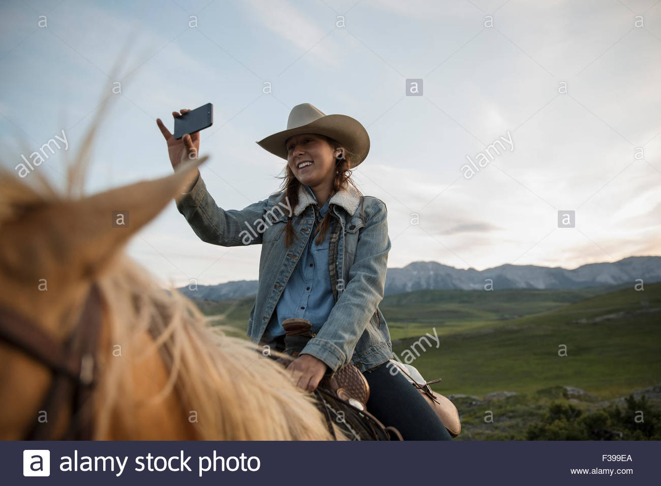 Woman riding on quarter horse hi-res stock photography and images - Alamy