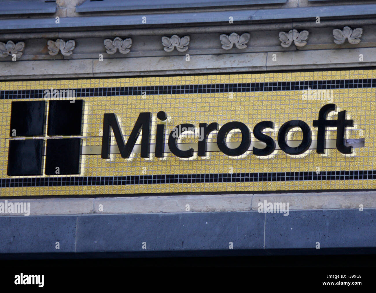 Microsoft emblem hi-res stock photography and images - Alamy