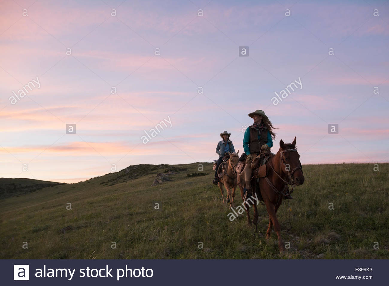 Young woman riding horse sunset hi-res stock photography and images - Alamy