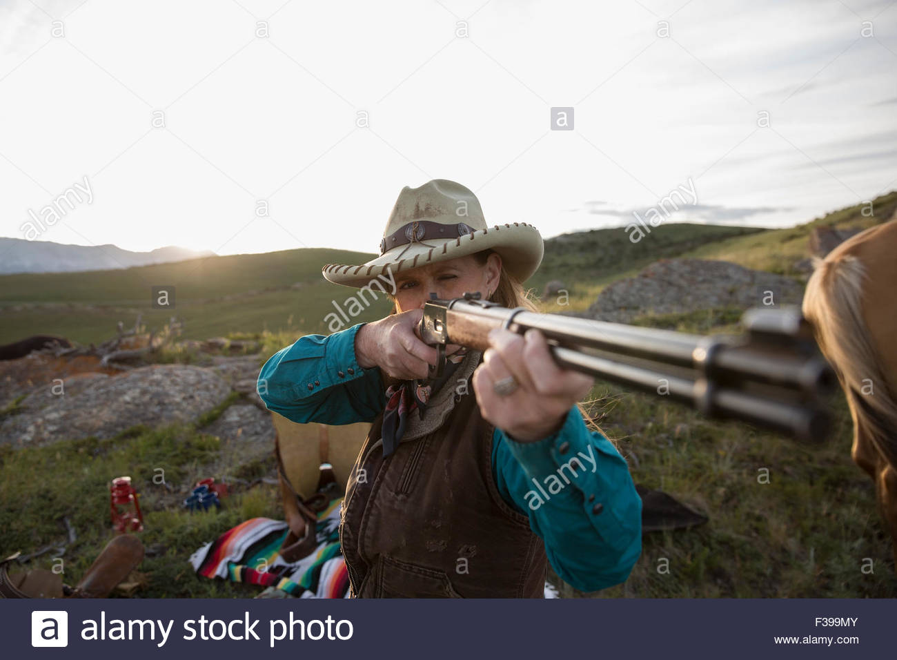Female shooting rifle hi-res stock photography and images - Alamy