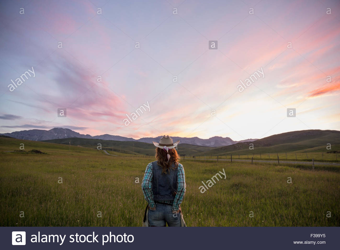 Women watching the sunset hi-res stock photography and images - Alamy