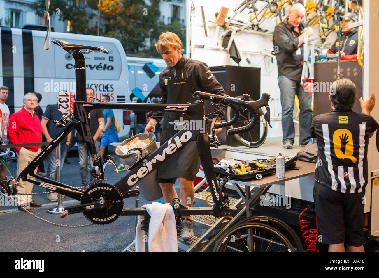 Professional cycling hi-res stock photography and images - Alamy