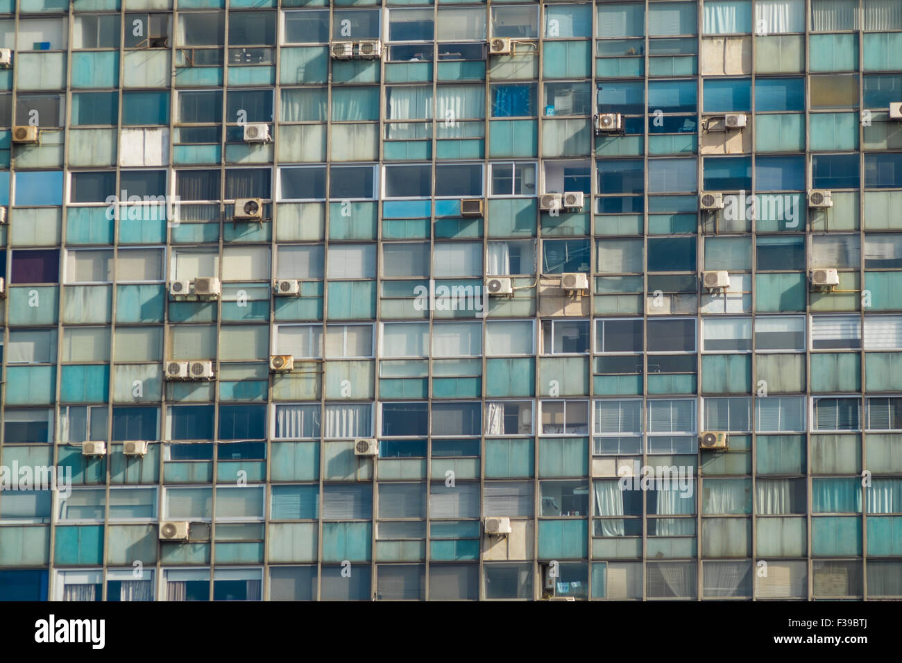 High rise building air conditioning units hi-res stock photography and ...
