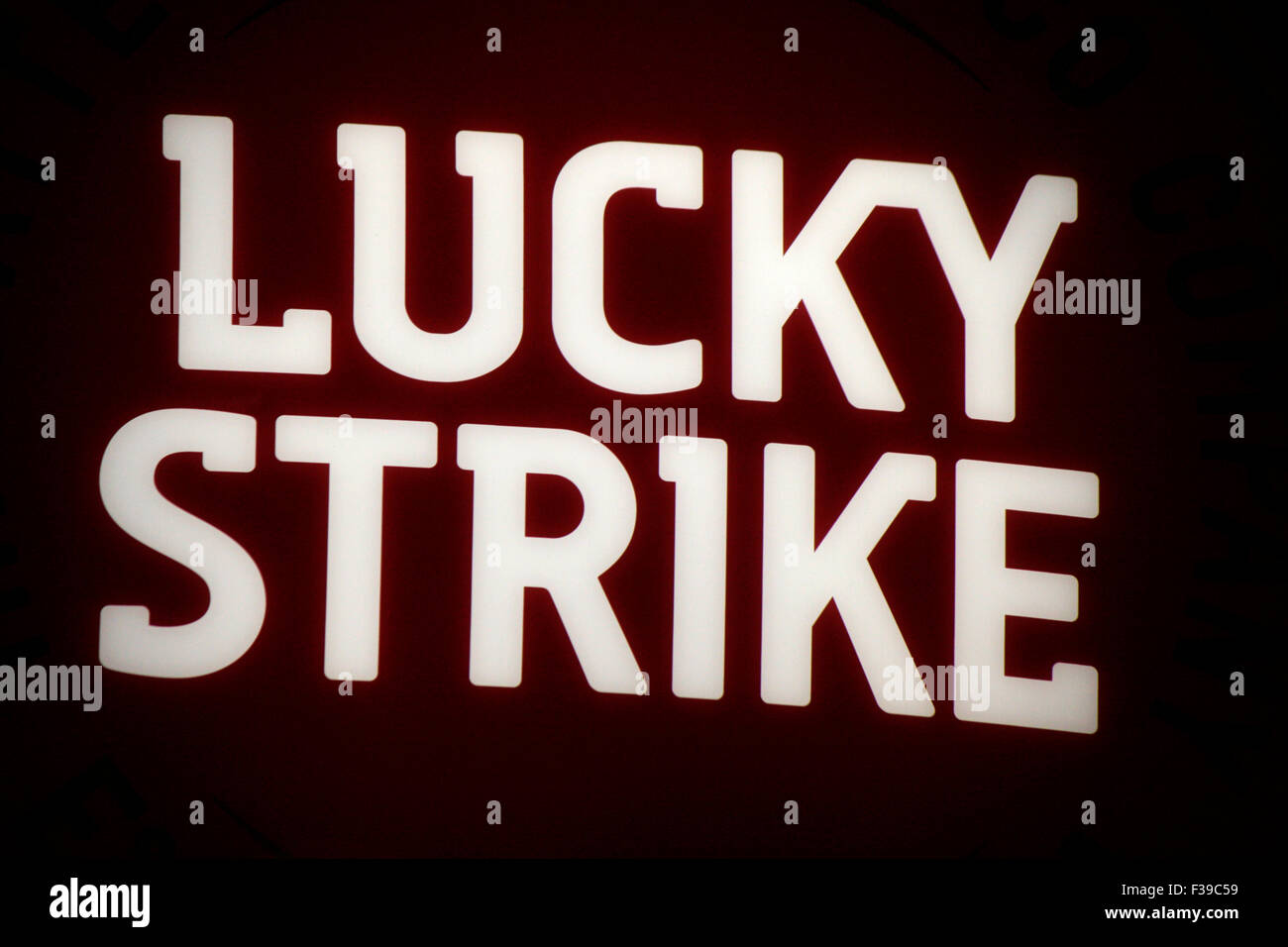 Lucky strike cigarette hi-res stock photography and images - Alamy