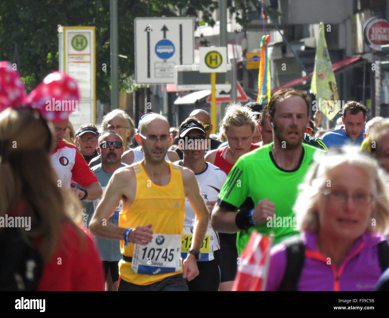 2015 BMW Berlin Marathon – international runners, cheering crowds ...