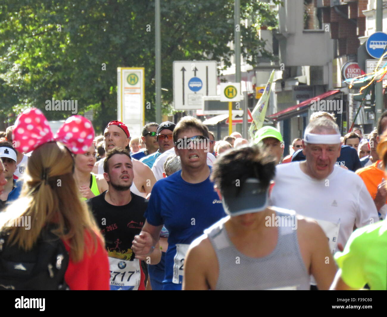 2015 BMW Berlin Marathon – international runners, cheering crowds ...
