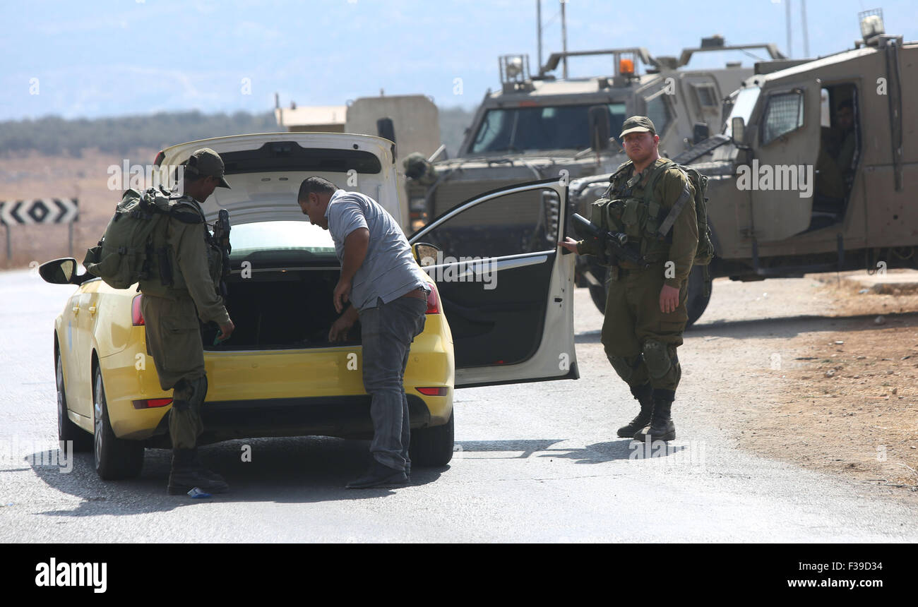 Nablus. 2nd Oct, 2015. Israeli soldiers inspect a Palestinian car at a ...