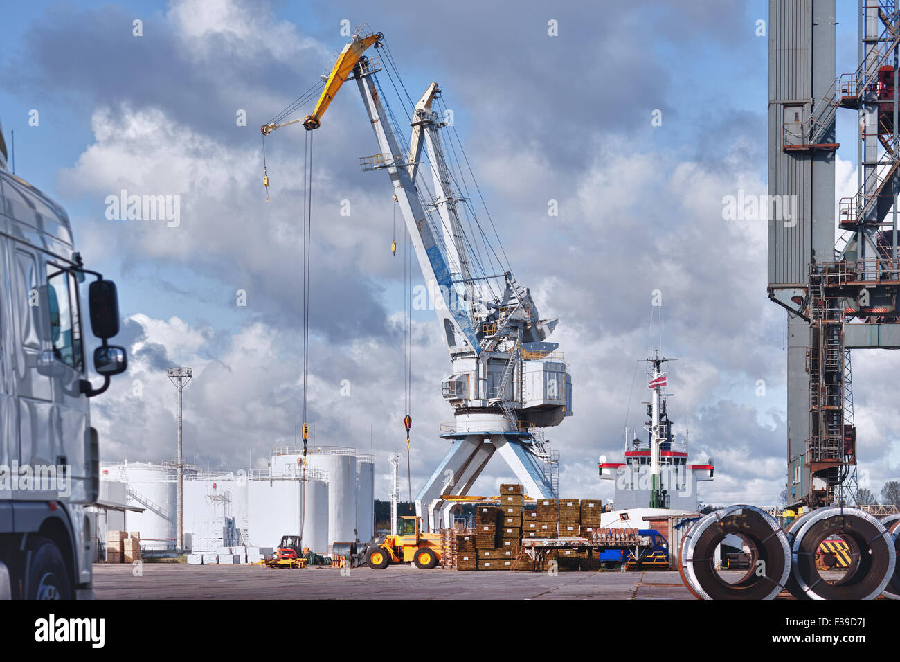 Equipment for loading and unloading ships hi-res stock photography and ...